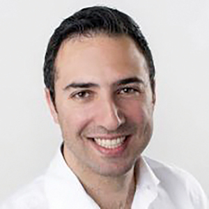 在上颌拱的严重拥挤中治疗患者的患者，上颌弓，上颌犬的异位喷发，单侧换位