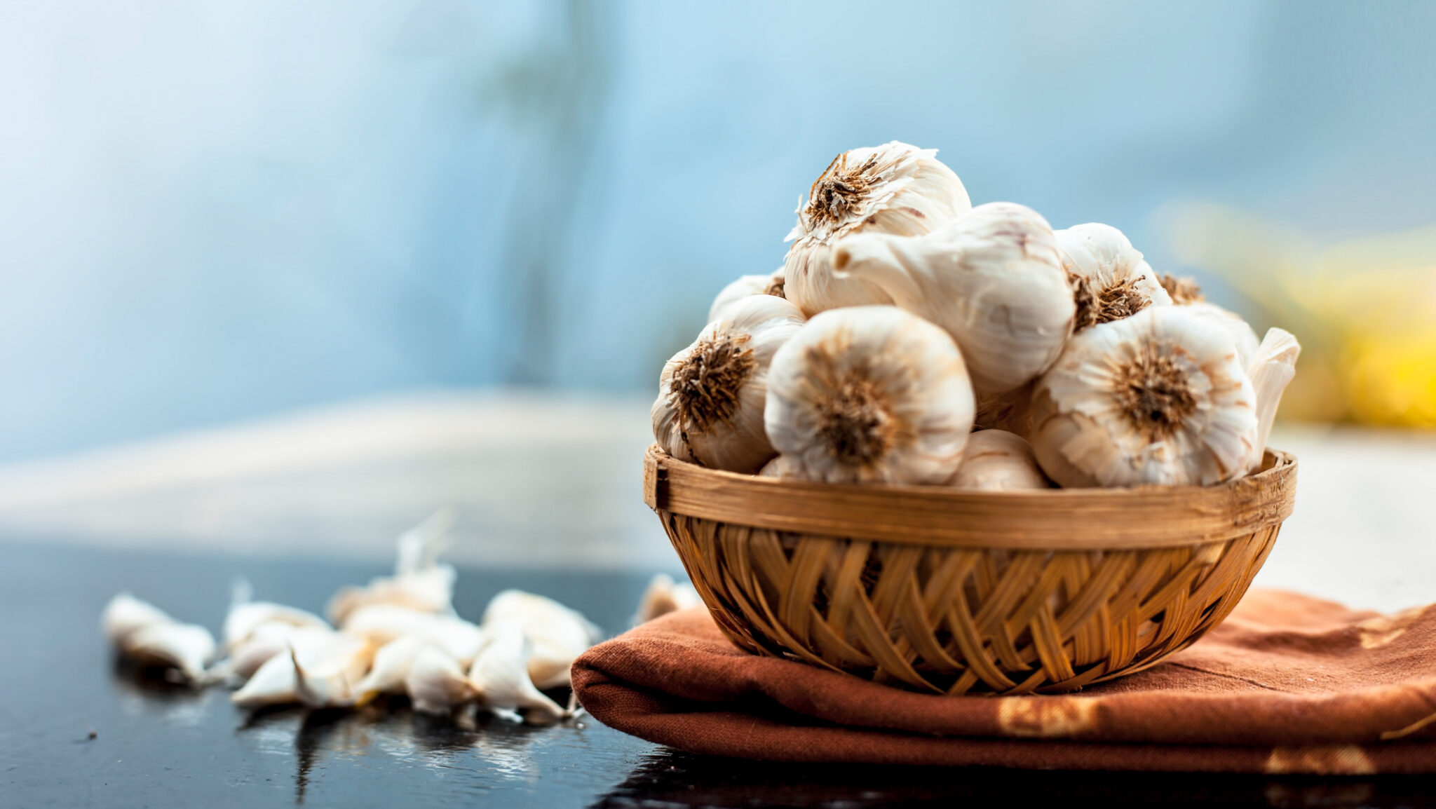 Researchers spotlight garlic extract mouthwash as possible alternative ...