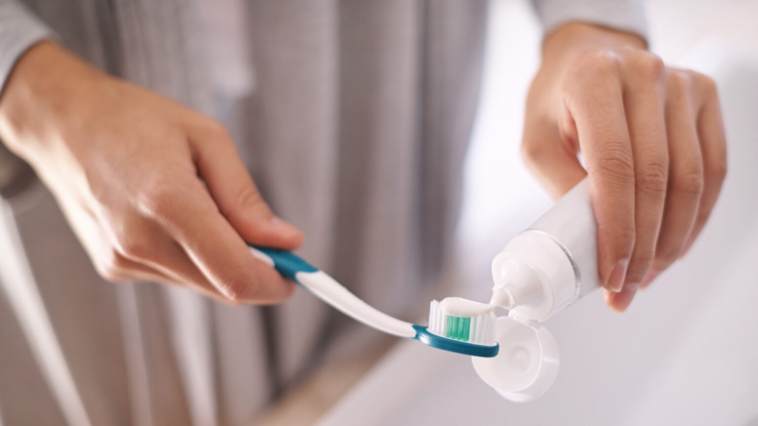 New toothpaste targets periodontitis bacteria without disrupting ...